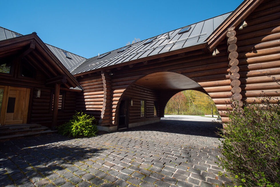 Bringing Curves to the Log Home - Real Log Homes